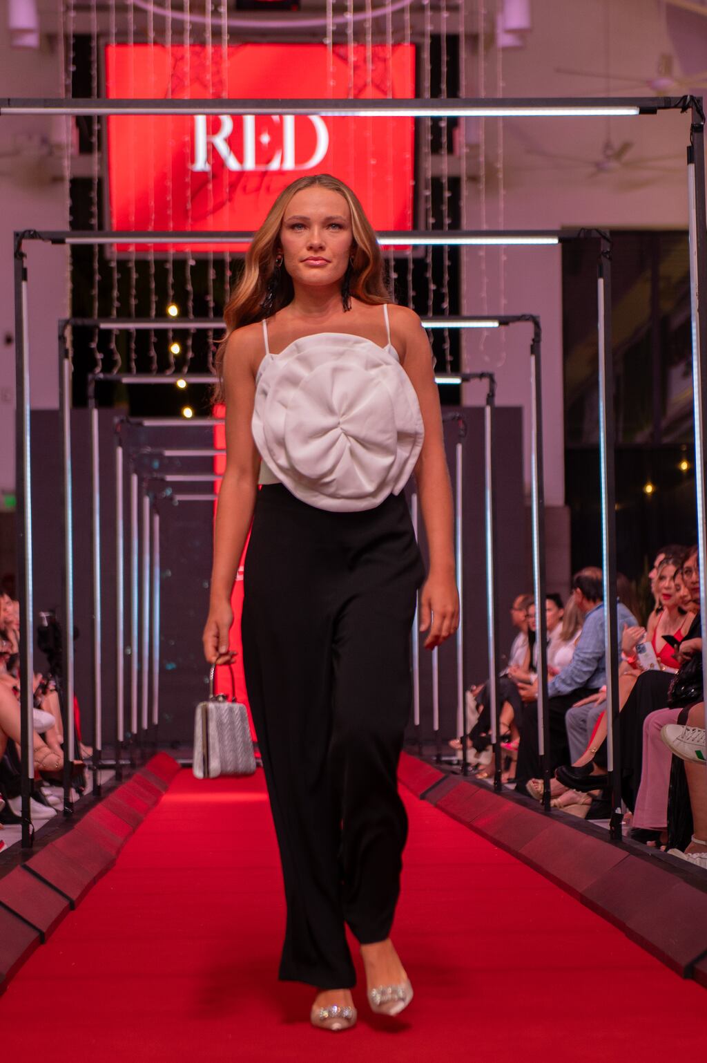 De Prati deslumbró con su icónica pasarela Red Edition – Metro Ecuador