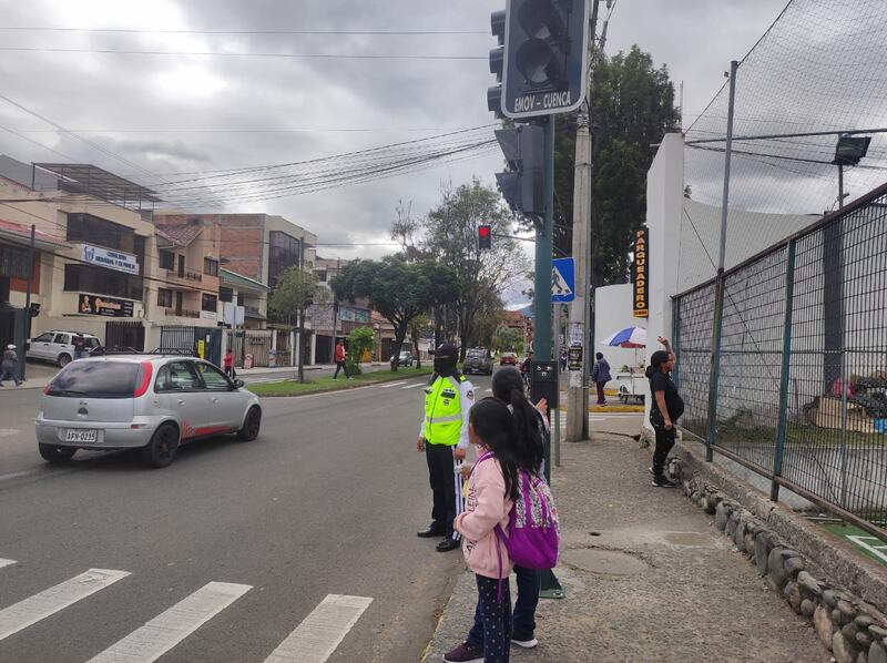 En Cuenca nuevos semáforos refuerzan la movilidad segura – Metro Ecuador