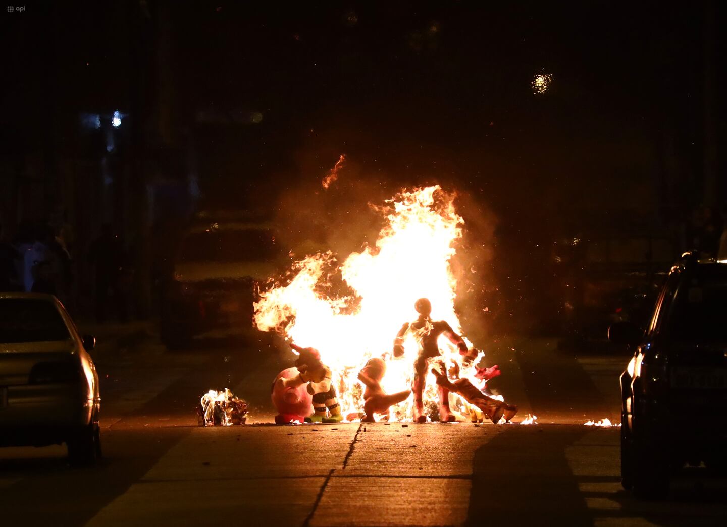 ¿De dónde viene la tradición de quemar años viejos? – Metro Ecuador