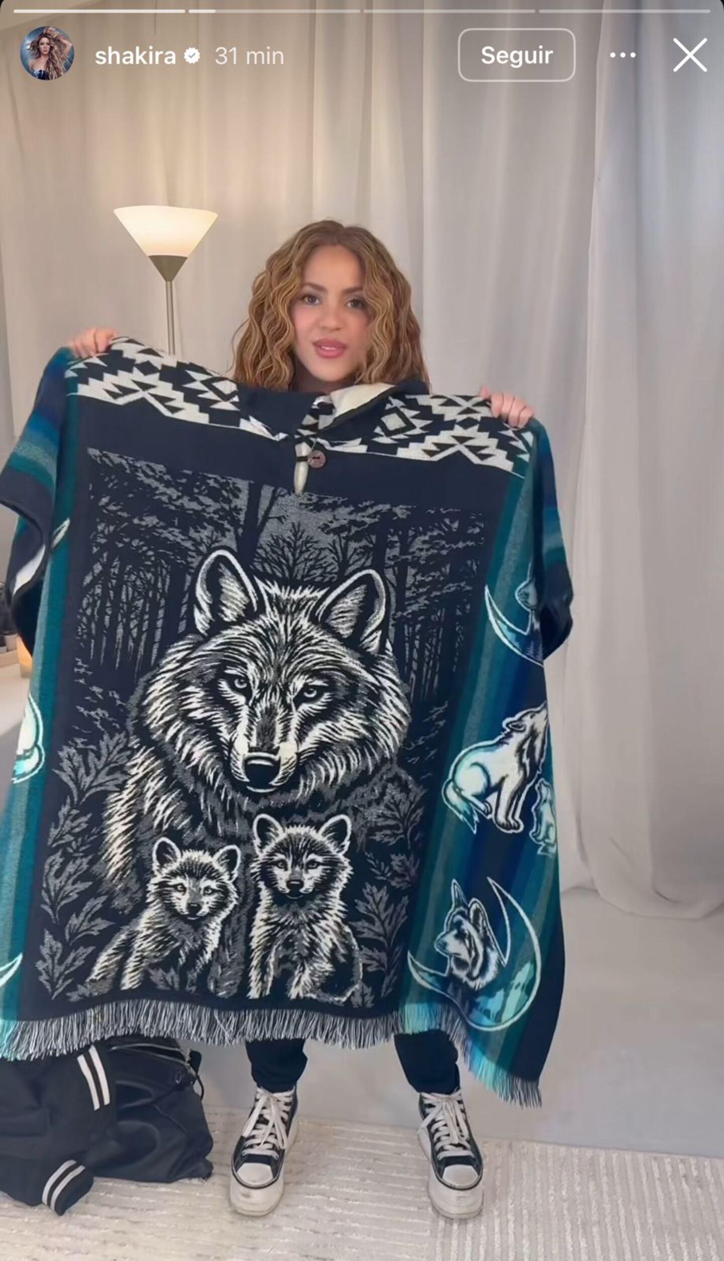 Shakira recibió un poncho artesanal con lobos como regalo de sus fans ...