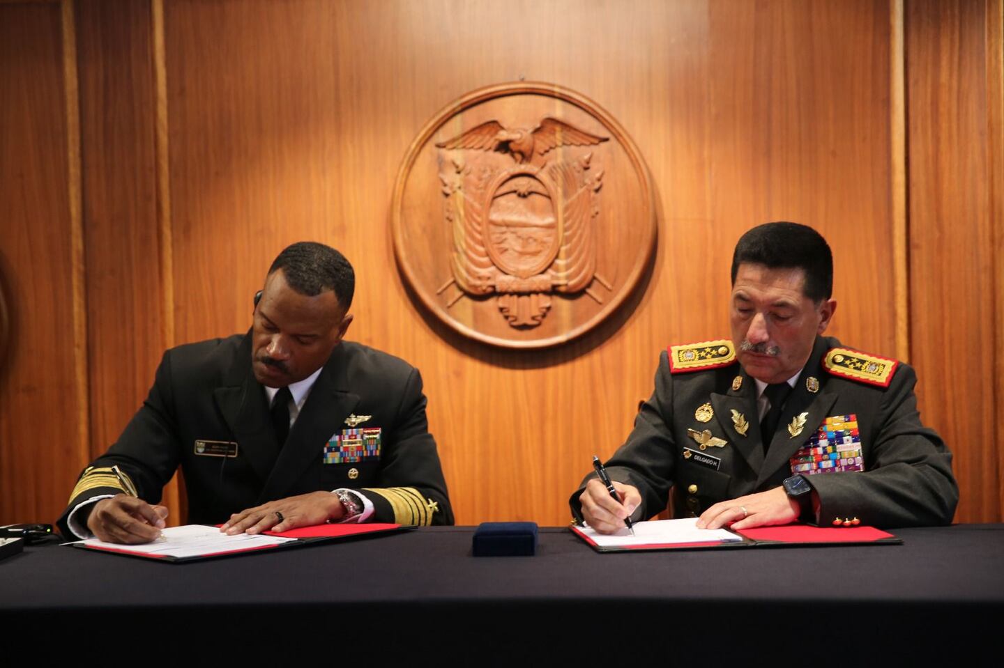 Ecuador recibió la visita del Comandante del Comando Sur de EE.UU ...