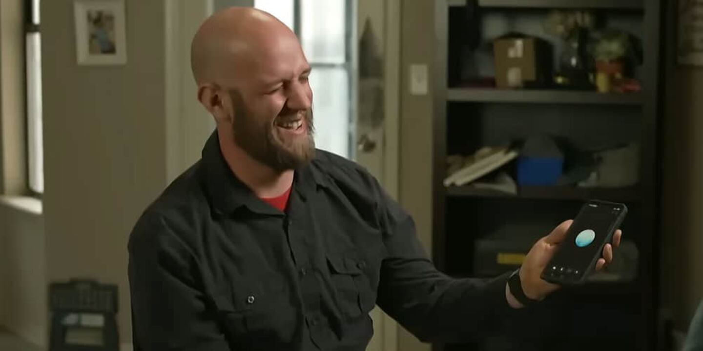 Hombre lloró en el trabajo porque a su “novia” creada con IA se le ...