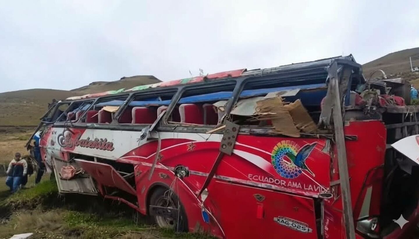 Así quedó el bus que cayó a un abismo en la vía Guaranda–Ambato – Metro ...
