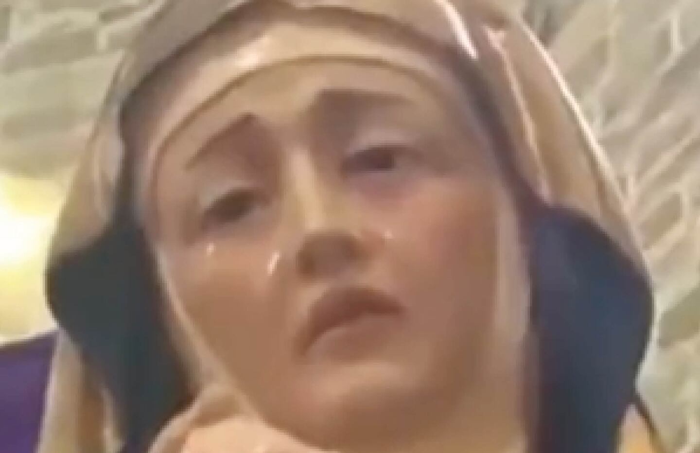 México: captan a una estatua de la Virgen María llorando en plena misa ...